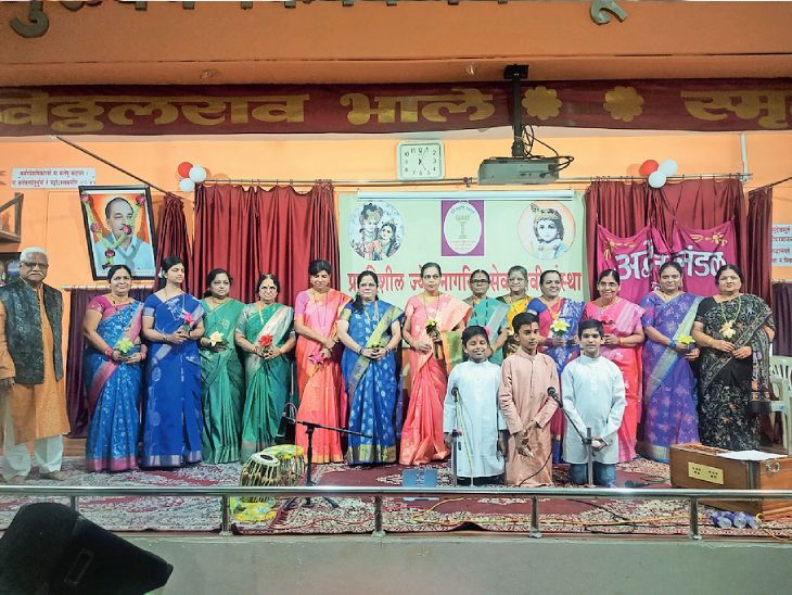 73-year-old Saroj sang 'Radha Gaulan Karite Manthan..' | मानवतेचे मंदिर ...