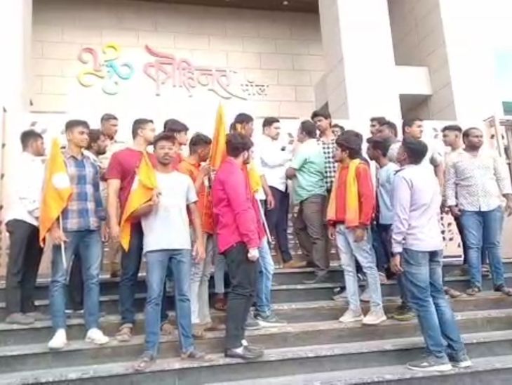 Shahrukh Khan Pathaan Movie Update; Bajrang Dal Protest In Ahmednagar ...