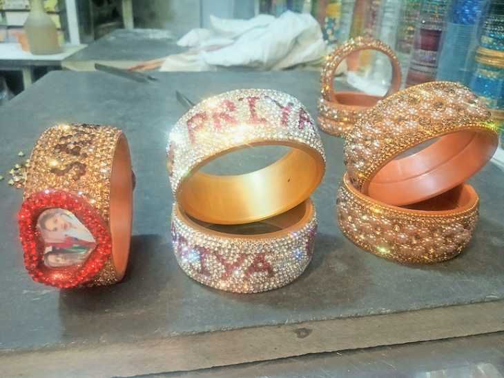 The fourth generation of the Maniyar family is creating lacquer bangles