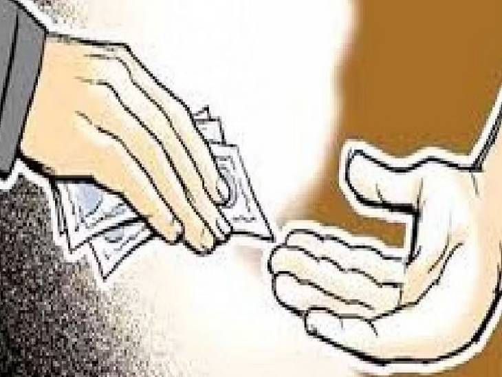 Talathi Gajaad while taking a bribe of four thousand rupees; Action of ...