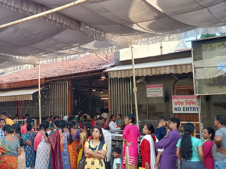 Crowd of devotees in Shirdi; Devotees line up for darshan in the ...
