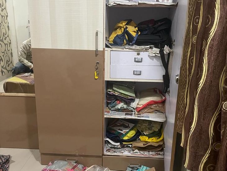 Robbery at a businessman's house with a sharp knife, when there was 20 ...