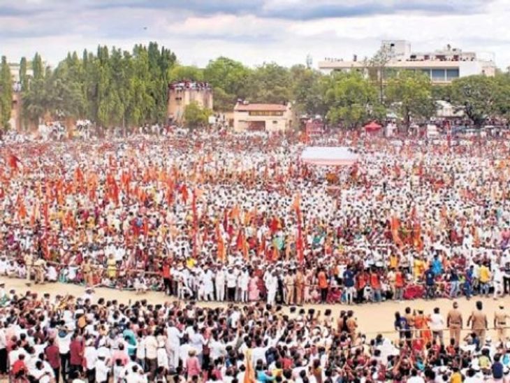 akluj gol ringan Wari A shower of flowers from a helicopter, presence ...