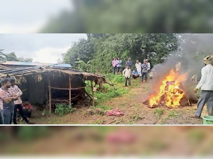 There is no road to the cemetery; Funeral in front of the house ...