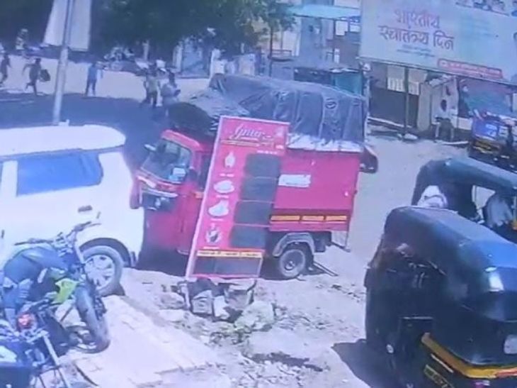 Koyta gang of minor children beat up one while rioting in Pune's Hadapsar area. | अल्पवयीन ...