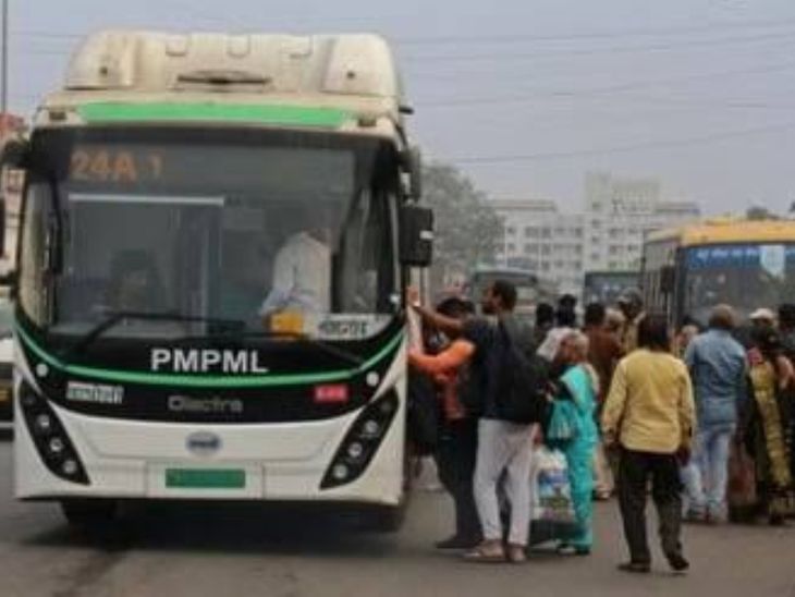 PMPL bus carrier brutally beaten by tempo driver | पीएमपीएल बस वाहकाला ...