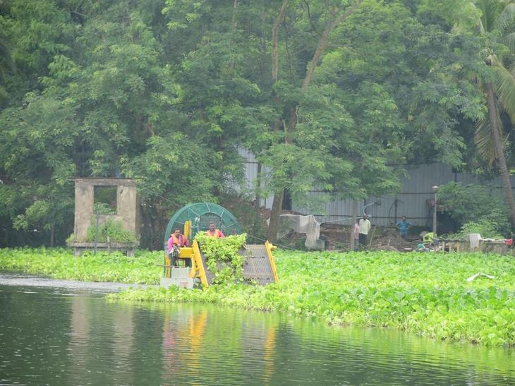 'Jaldost' machine boat came to remove aquatic plants from ponds ...