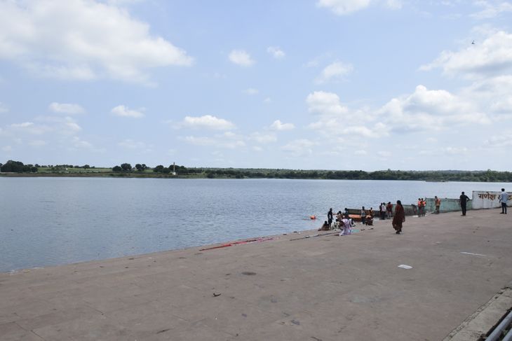 Mehrun Lake is a 'wet land', Jalgaon city is in trouble for Ganesh ...