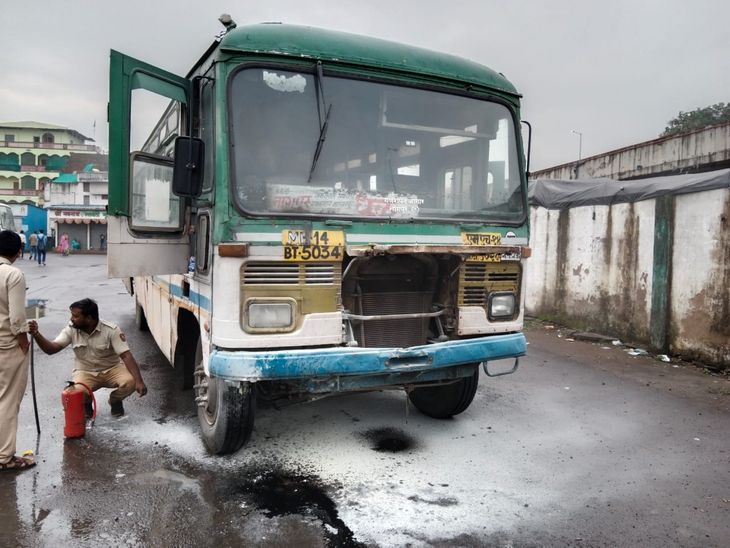Nagpur-Dhule bus caught fire suddenly at Kondhali bus stand; Due to the ...