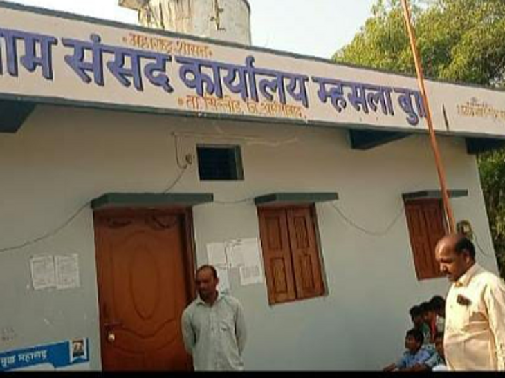 Sillod Mhasla blocked Gram Panchayat office, Maratha community youth ...