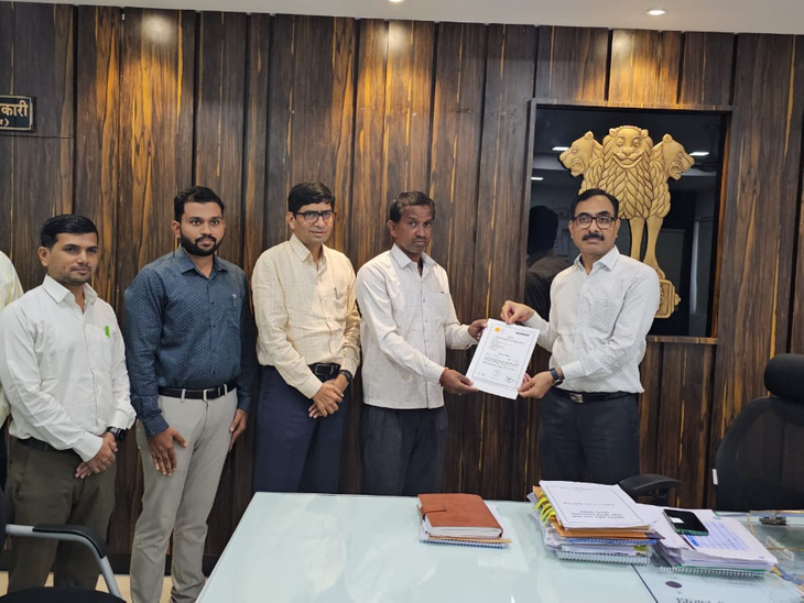 First Maratha Kunbi certificate of Hingoli district distributed by ...
