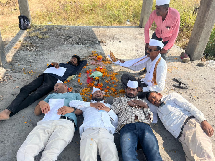 Farmers celebrate Diwali in graveyard, demand declaration of drought in ...