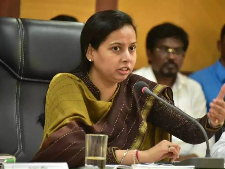 Aditi Tatkare Yellow Ration Cards For Orphans Mahatma Phule Arogya ...