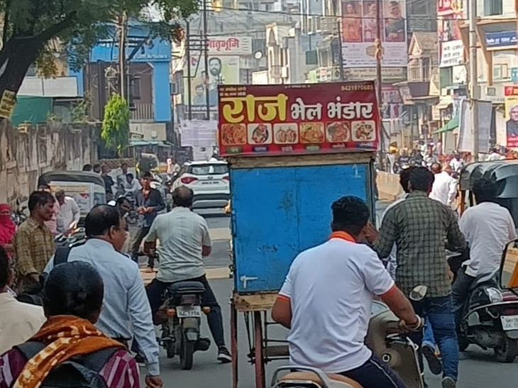 Prohibition of small traders from doing business on Gandhi Marg; Open ...