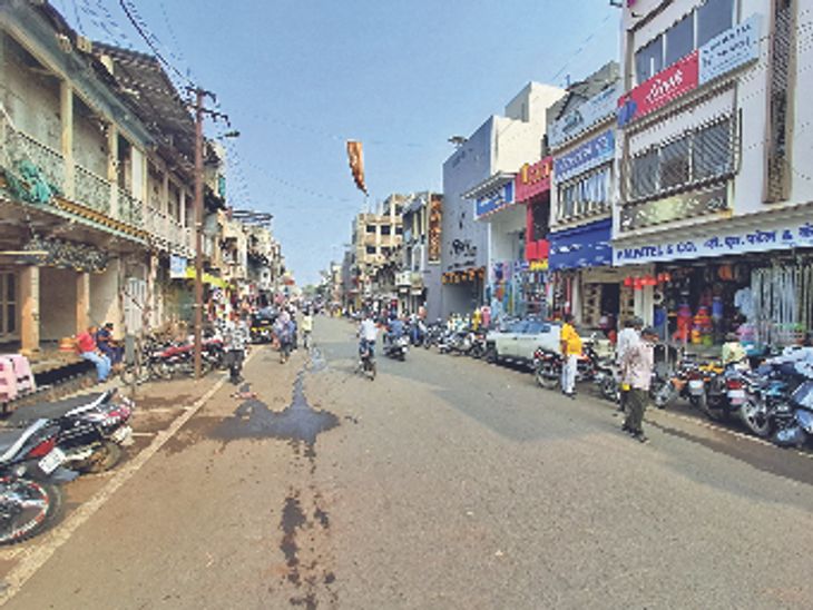 Hawkers are banned on Agra Road in the morning but will be allowed ...