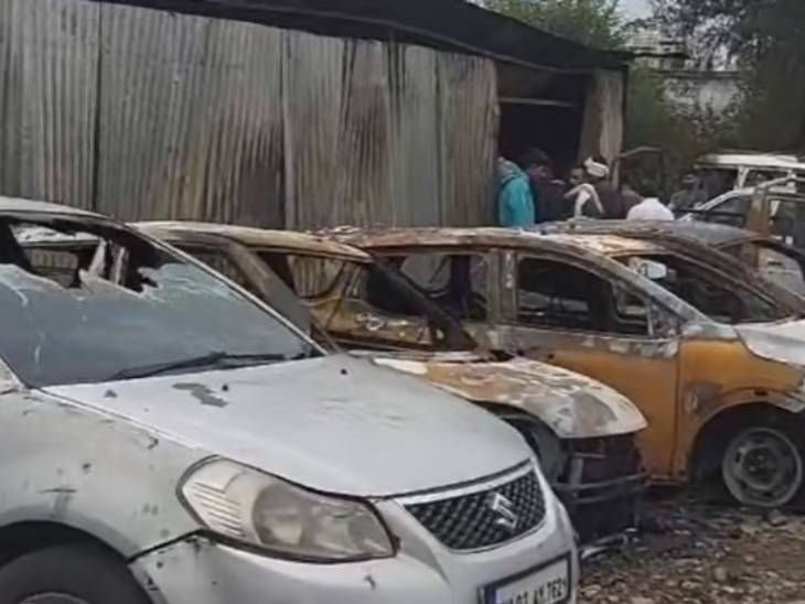 Garage fire in Amravati's Varud; 23 cars burnt, cause of fire still ...