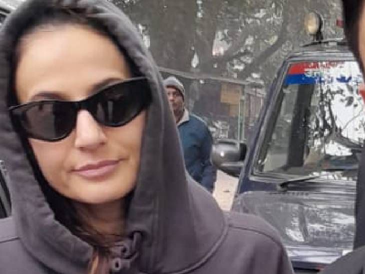 Amisha Patel got anticipatory bail | अमिषा पटेलला अटकपूर्व जामीन मिळाला: गदर चित्रपटाच्या ...