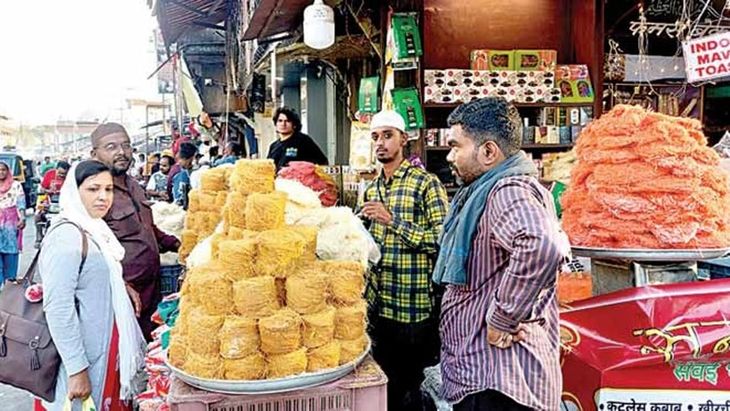 There Is A Rush To Buy Sweets Dry Fruits Fruits Dates In The Market रमजाननिमित्त साहित्याने