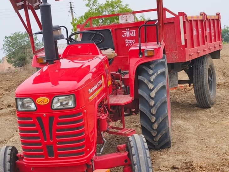 Trying to drive a tractor on a revenue team | महसूल पथकावर ट्रॅक्टर ...