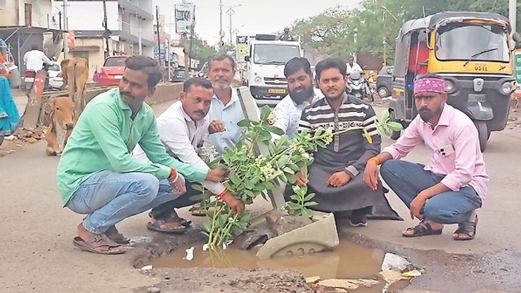 Protest by planting Besharam trees in pits, roads in Dharashiv were ...