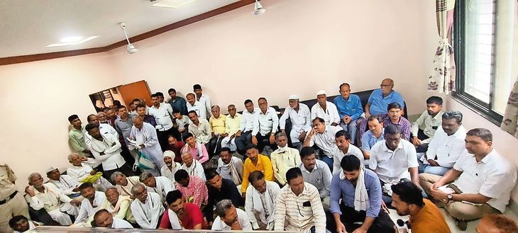 Farmers protest for 2 hours in Warud tehsildar's hall, demanding ...