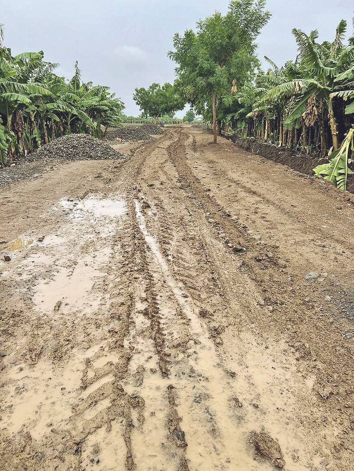 Nimbol-Rembhota road remains muddy, farmers desperate | दुरवस्था ...