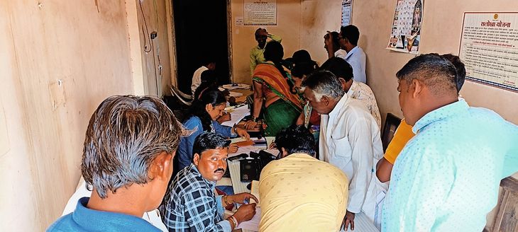 Talathi Office Housefull Due to 'Ladkya Sathi'!, Crowd at Various ...