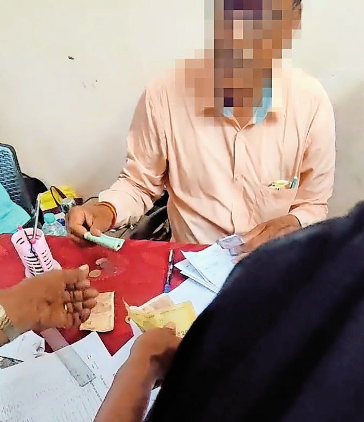 Talathi caught on camera taking money for income proof, women rush for ...