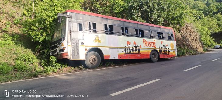 ST bus accident at Khandala Ghat; No casualty, driver stopped the bus ...