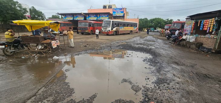 Potholes at Navapur bus stand increase the risk of accidents | गैरसोय ...