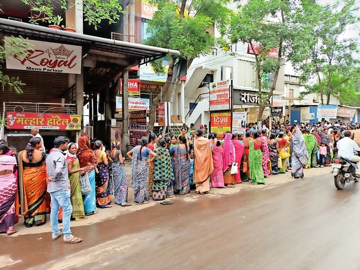 Queues from 6 am for job cards, women dizzy after standing in queues ...