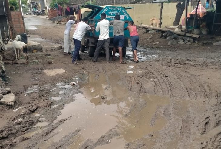 Problems increased in Amalner city due to mud | गैरसोय: चिखलामुळे ...