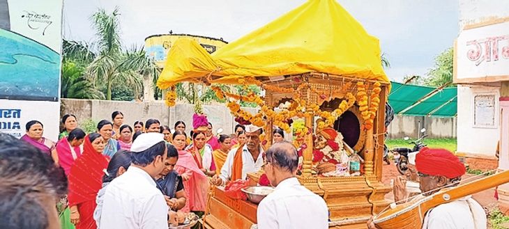 Saint Gajanan Maharaj who came from Pusad was welcomed in a palanquin ...