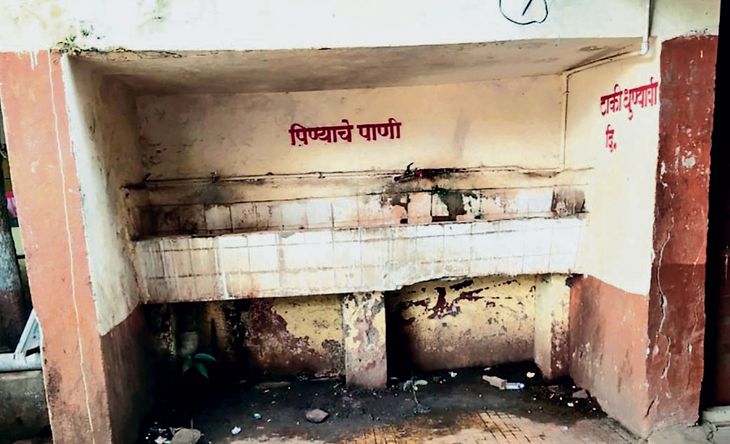 The old building of the bus station in Umarga is dilapidated, the ...