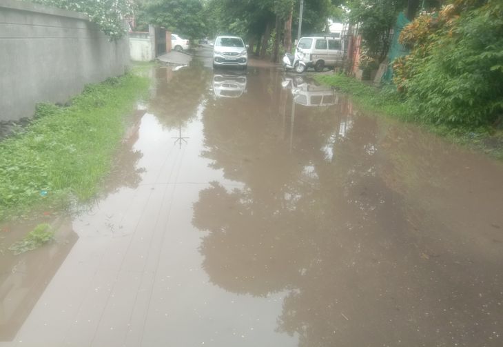 Rainwater ponds on open plots | मोकळ्या भूखंडावर पावसाचे पाणी साचून तळे ...