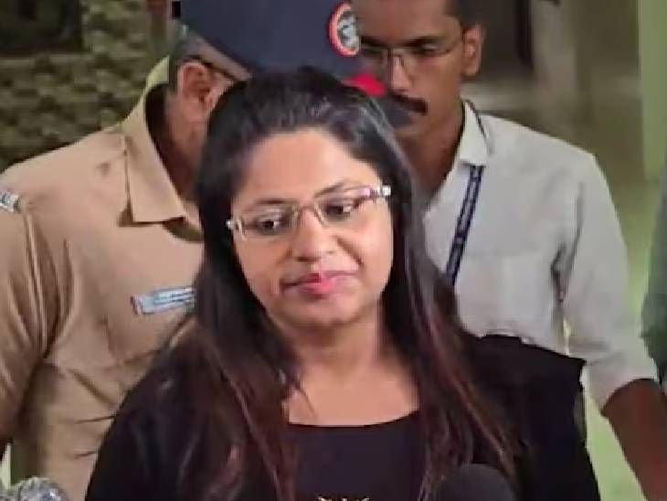 Beed's Vaibhav Kekat's post on 'X' exposes Pooja's exploits! | बीडच्या वैभव काेकाटच्या ‘एक्स ...