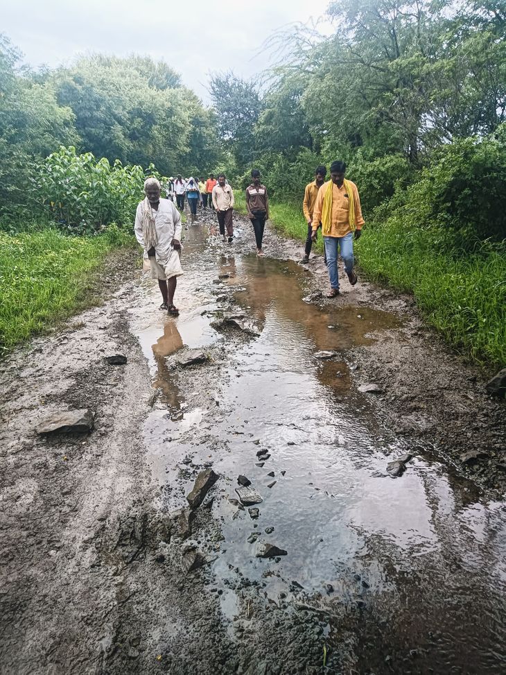 The way to the funeral at Vairag is rough; Torture due to road, no ...