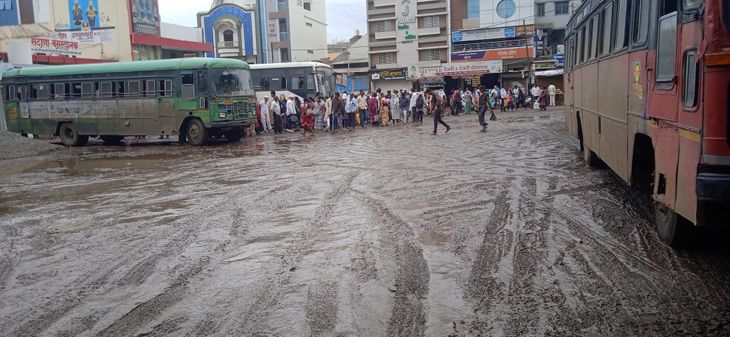 Mud in Satana bus stand, women, young people are in dire straits, free ...