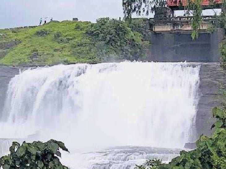 Discharge from Bhandardara dam by 604 cusecs; Water to Jayakwadi Dam ...