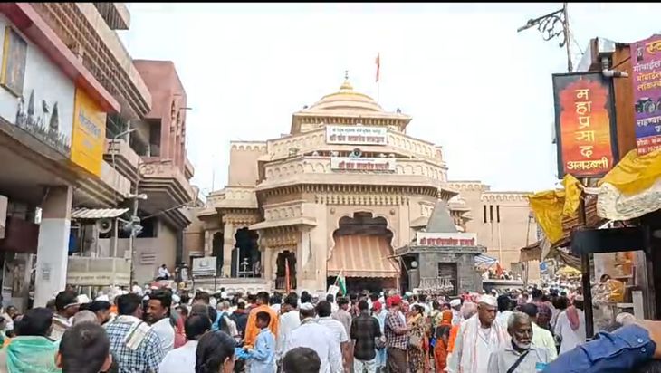 More than two lakh devotees in Pandhari, it took 6 to 8 hours for ...