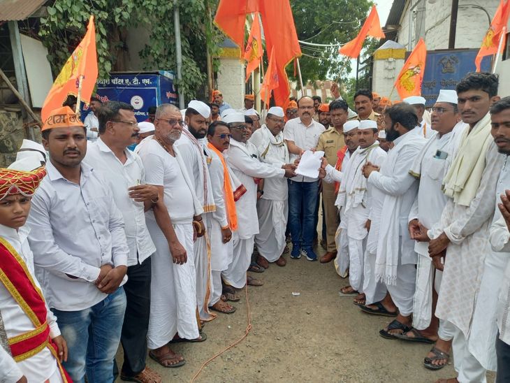 March of warkars on Rahuri tehsil in support of Mahant Ramgiri Maharaj ...
