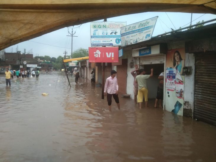 Bhogavati river flooded, commercial complex in Varangaon town damaged ...
