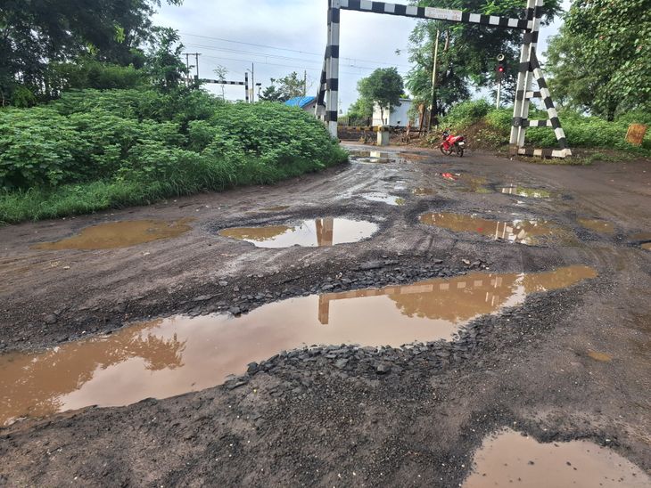 50 potholes in 100 feet road to Shivdi, huge traffic jam due to ...