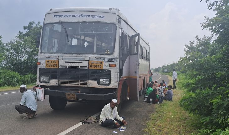 Two STs are out of order within a distance of ten km | दहा किमीच्या ...