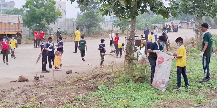 Cleanliness of Bhistabagh area by students of Athare Patil School ...
