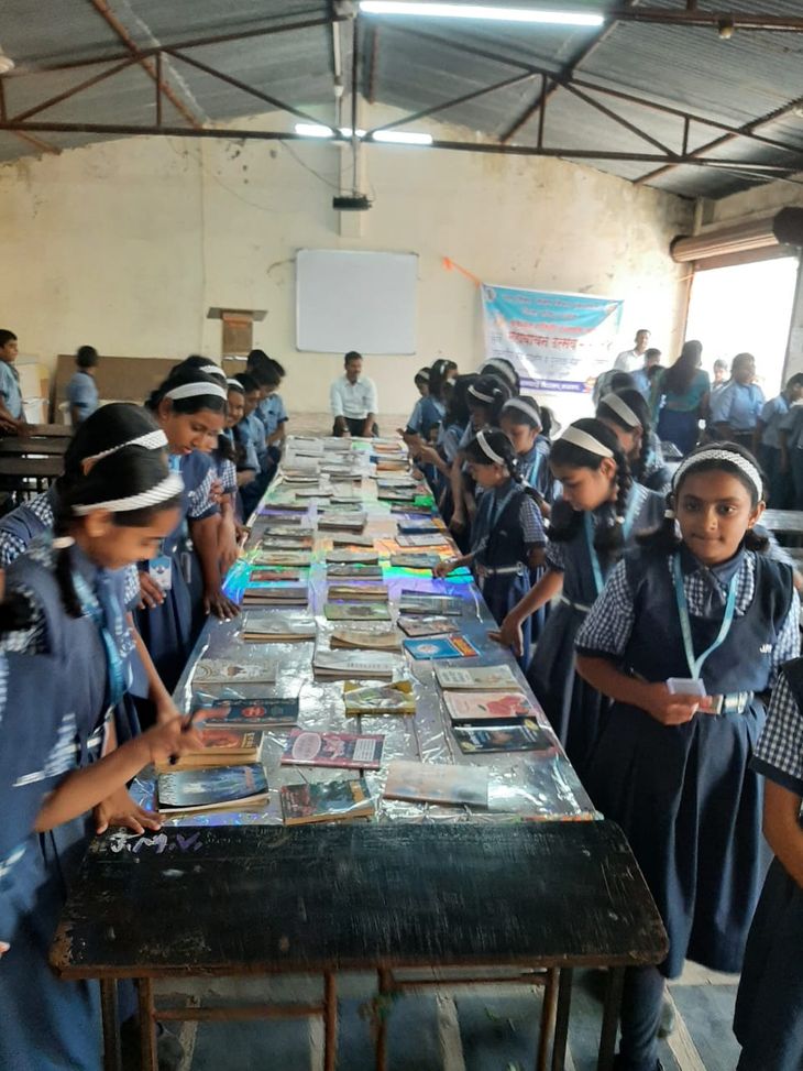 Book exhibition in Jankai Vidyalaya of Kalwan, students participate in ...