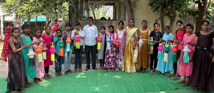 Sky lanterns were made by students of Rajewadi school | राजेवाडीच्या ...