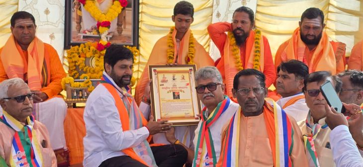 Shivyogi Manmath Swami Mauli's Dindas are enthusiastically welcomed by ...