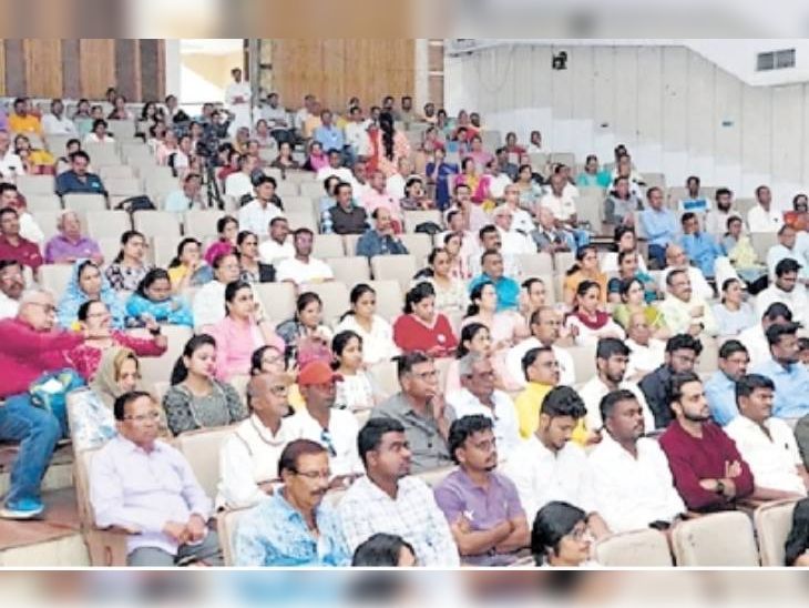 Confidence communicates through body language, and yoga gives ideal ...