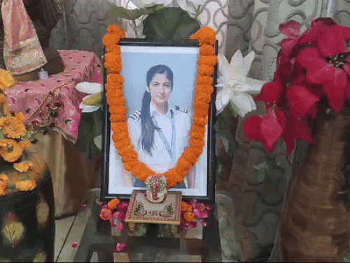 Air India Pilot Suicide Case; Srishti Tuli Boyfriend Video Call ...